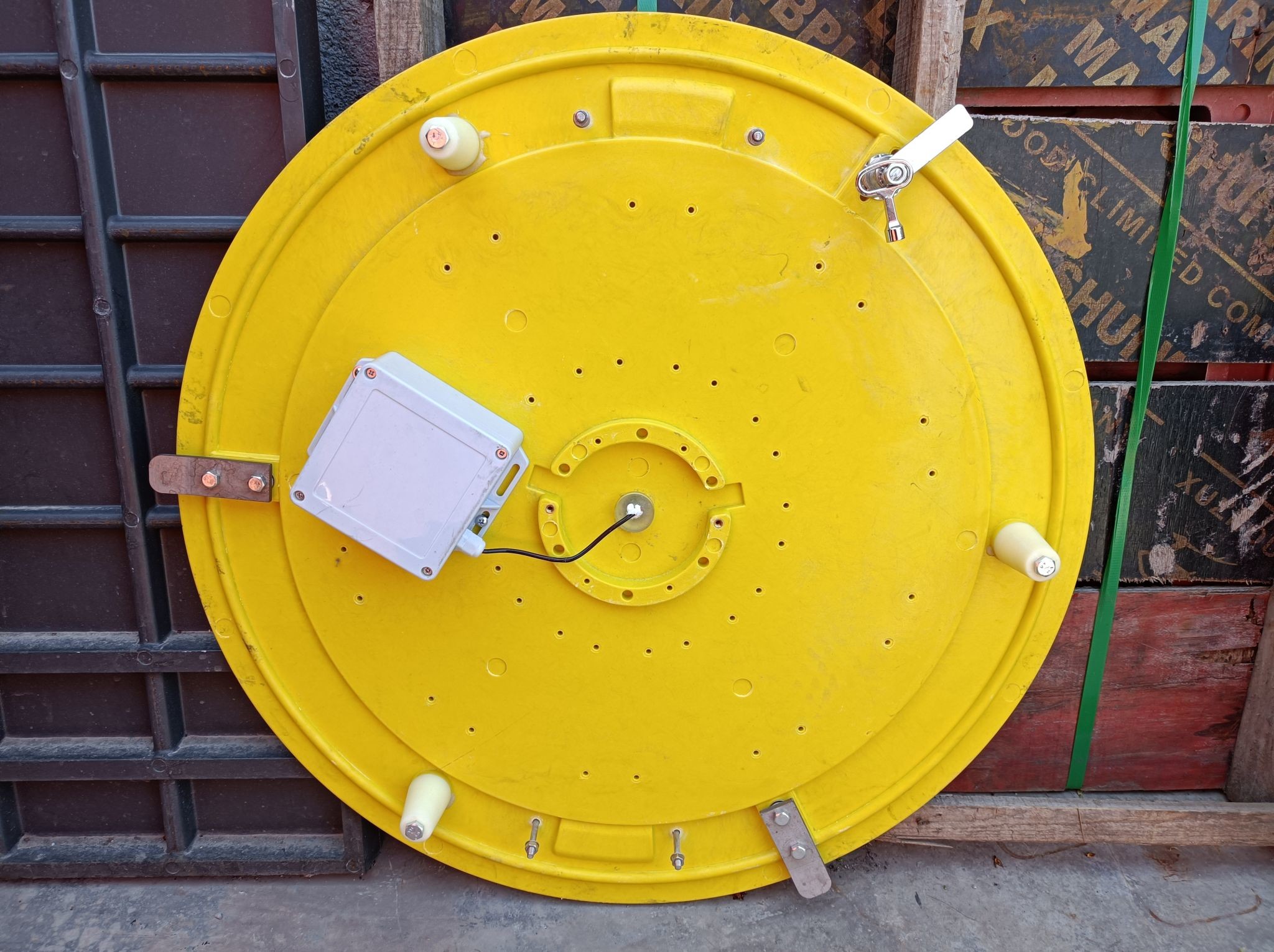 Yellow GRP Round Smart Manhole Cover Real Time Monitoring Water Level ...